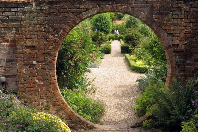 Garden Arch Ideas for an Enchanting Entrance (With Pics)