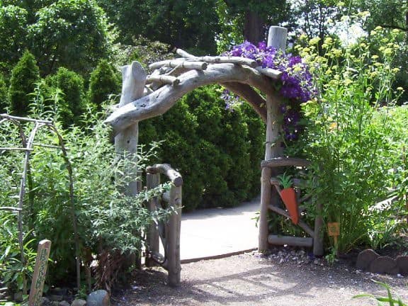 Garden Arch Ideas for an Enchanting Entrance (With Pics)